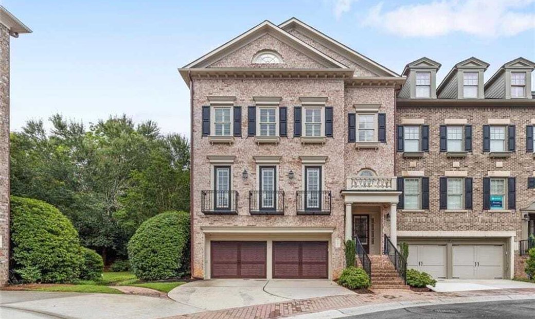 Luxury End Unit Townhome In A Gated Community In Smyrna, Georgia ...