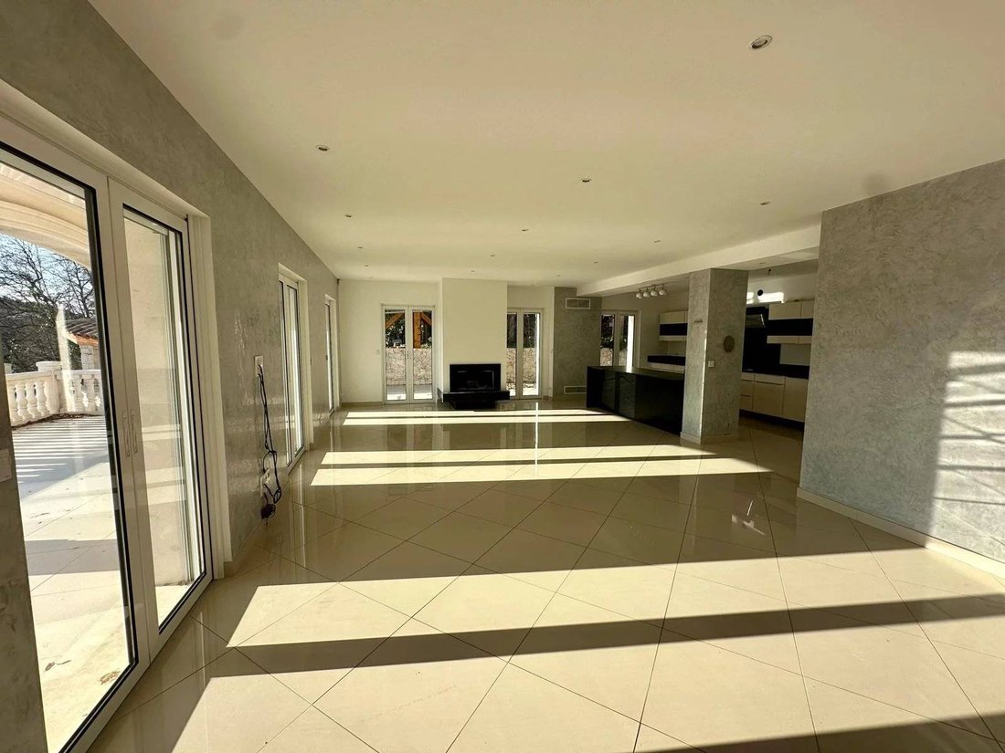 Gallery In Vence, Provence Alpes Côte D'azur, France For Sale (15833389)