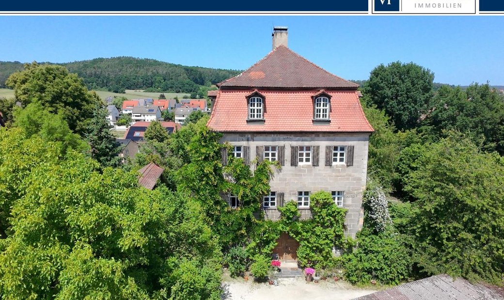 Historic Hunting Lodge From The 16th Century En Heroldsbach, Baviera ...
