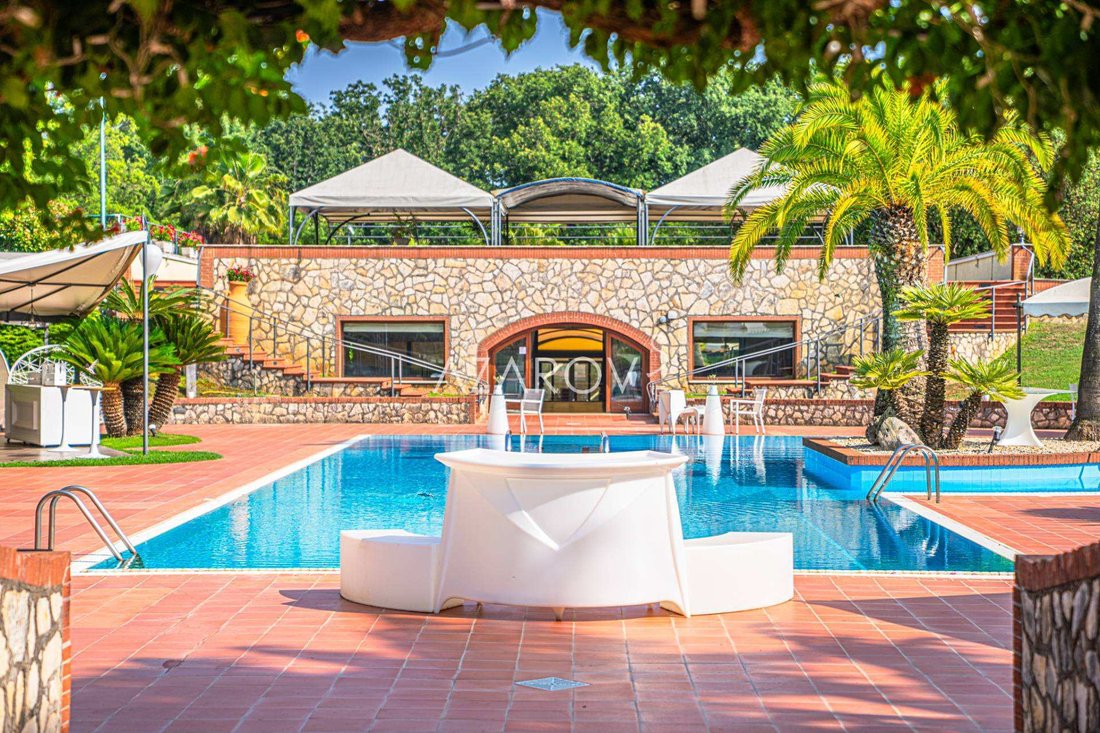 Villa De Lujo Con Parque Y Piscina En Latina En Latina, Lacio, Italia ...