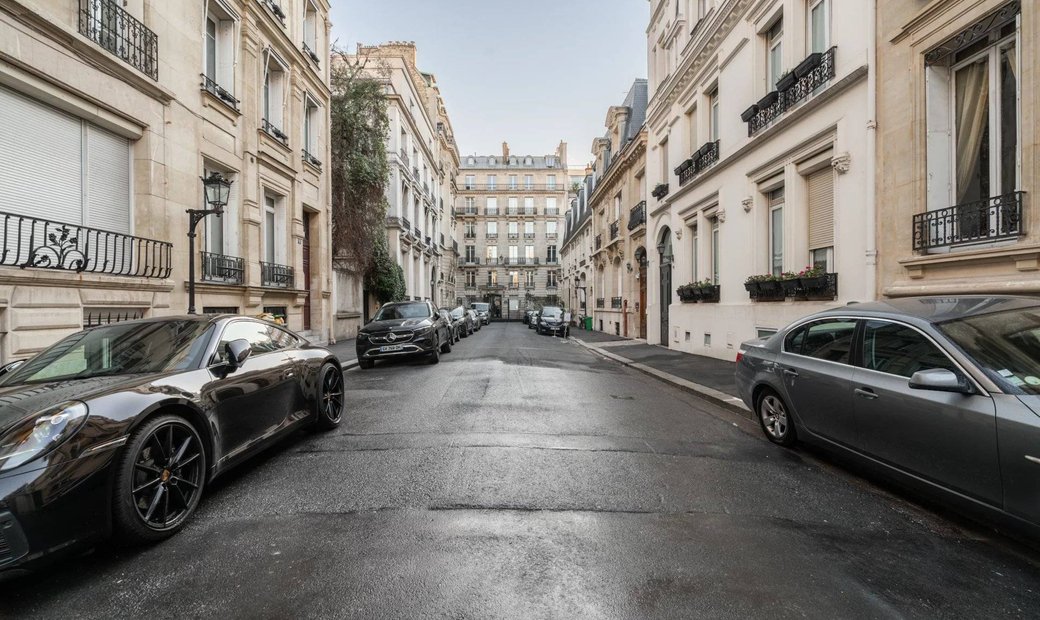 Longchamp / Victor Hugo In Paris, île De France, France For Sale (15868807)