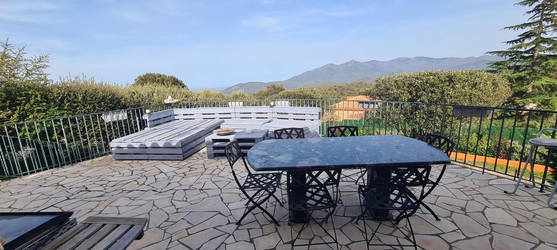 Belle Propriété Avec 2 Appartements Indépendants Et In Céret, Occitanie ...