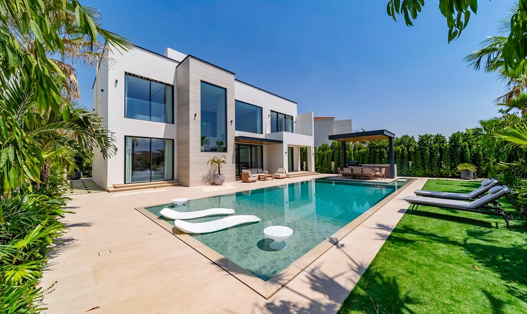 Exquisite Waterfront Villa In Jumeirah In Dubai, Dubai, United Arab ...