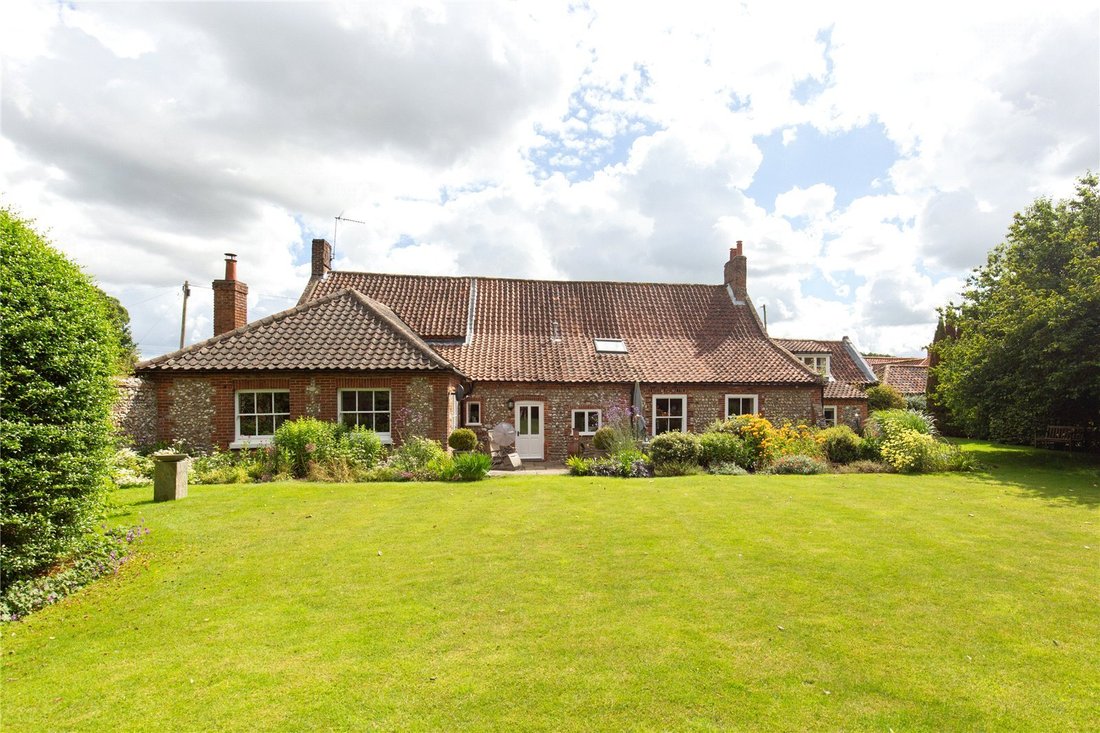 The Old Black Swan Is A Beautifully In South Creake, England, United ...