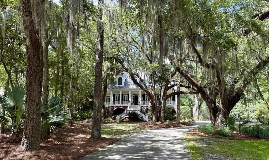 Elegant Living Beneath Moss Draped In Ravenel, South Carolina, United ...