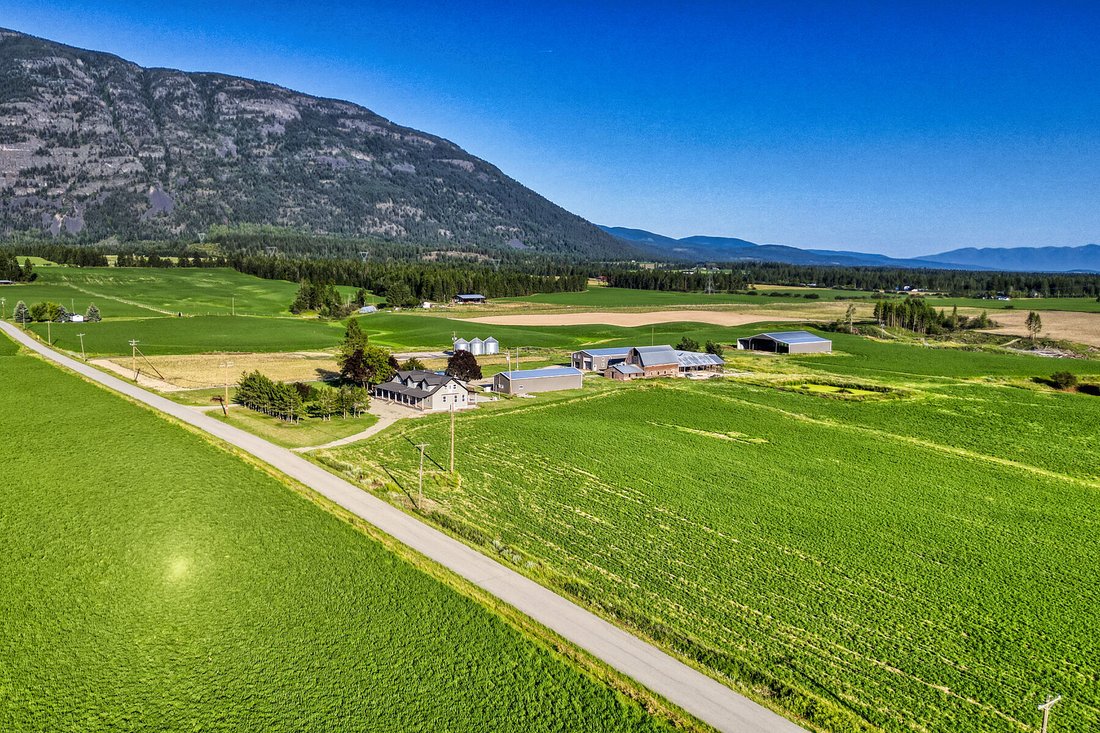 Border Farm Home And Acreage In Creston, British Columbia, Canada For ...
