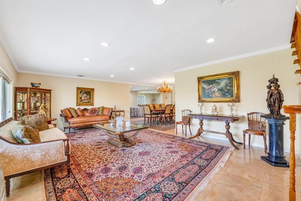 Beautiful Expanded Ranch In Saddle Rock In Great Neck, New York, United ...