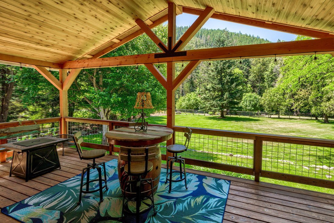 Serene Waterfront Living With Modern In Applegate, Oregon, United ...