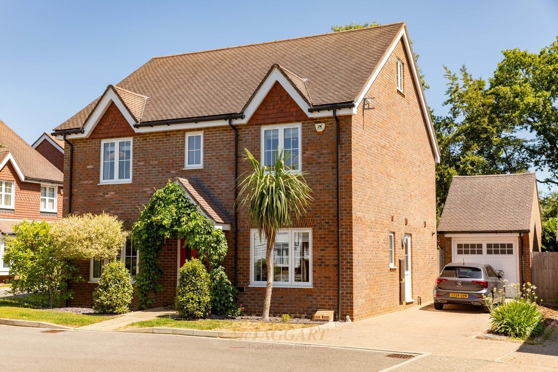 House West Sussex In Crawley, England, United Kingdom For Sale (15932367)