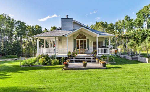 Luxury houses for sale in Caroline, Alberta, Canada | JamesEdition