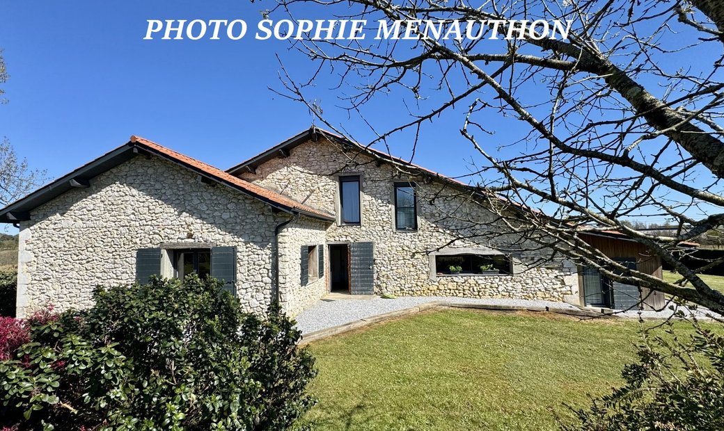 Superbe Renovation Pour Cette Ferme Du In Pouillon, Nouvelle Aquitaine ...