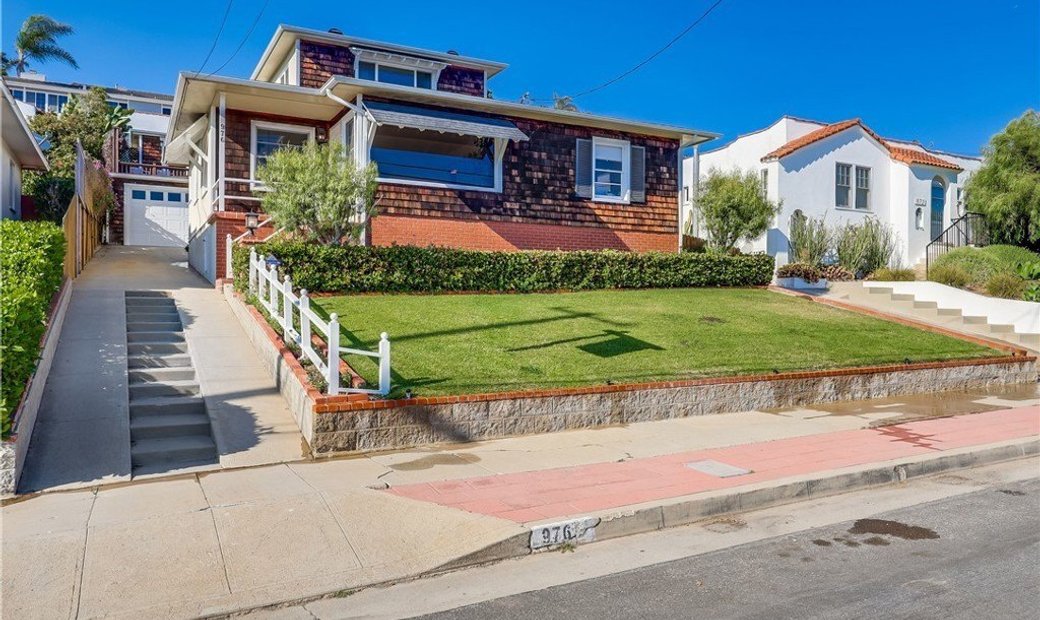 Custom Cape Cod Beach House In Los Angeles, California, United States ...
