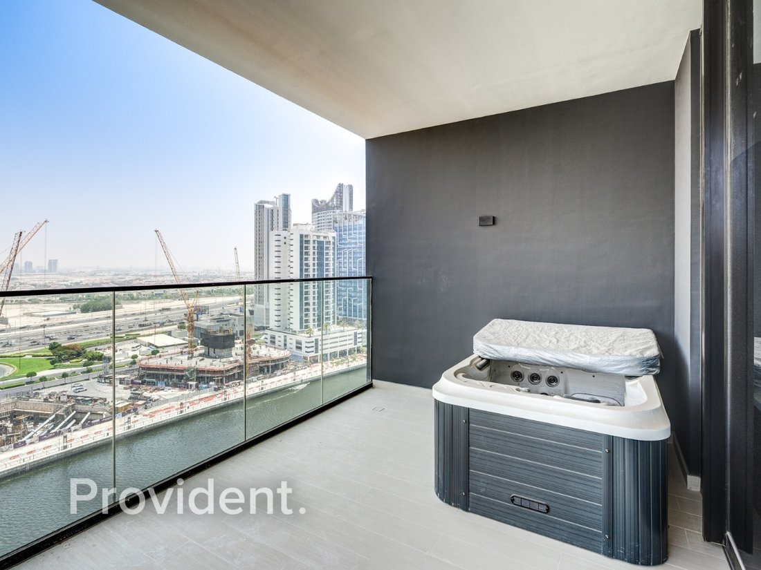 Canal View｜Private Jacuzzi ｜High Floor In Dubai, Dubai, United Arab ...