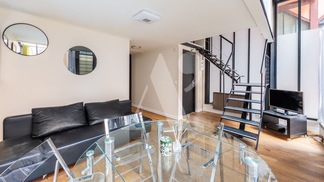 Artist's Duplex Workshop In The Ternes District In Paris, île De France ...