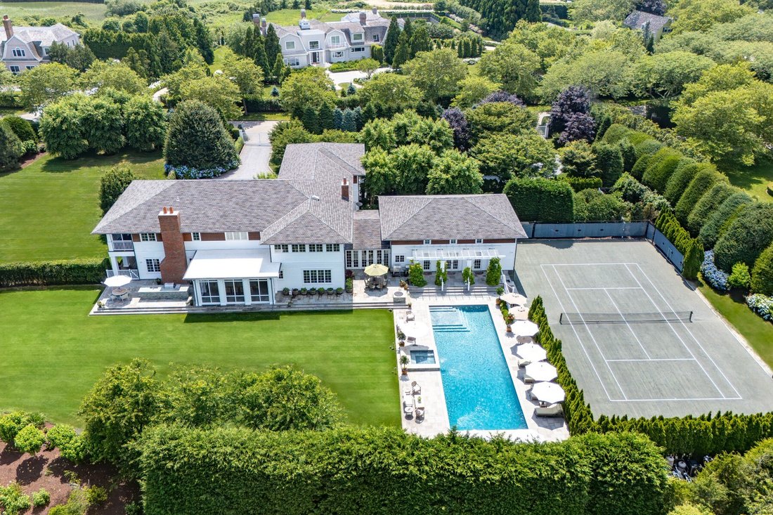 Exceptional Fordune Estate With Pool, In Southampton, New York, United ...