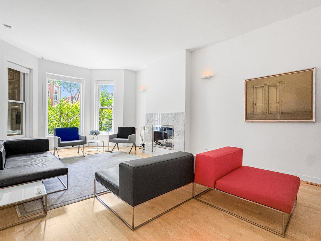 Renovated Lakeview Graystone With In Chicago, Illinois, United States ...