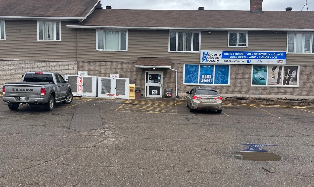 Venta Comercial En L'isle Aux Allumettes En Chapeau, Quebec, Canadá En ...