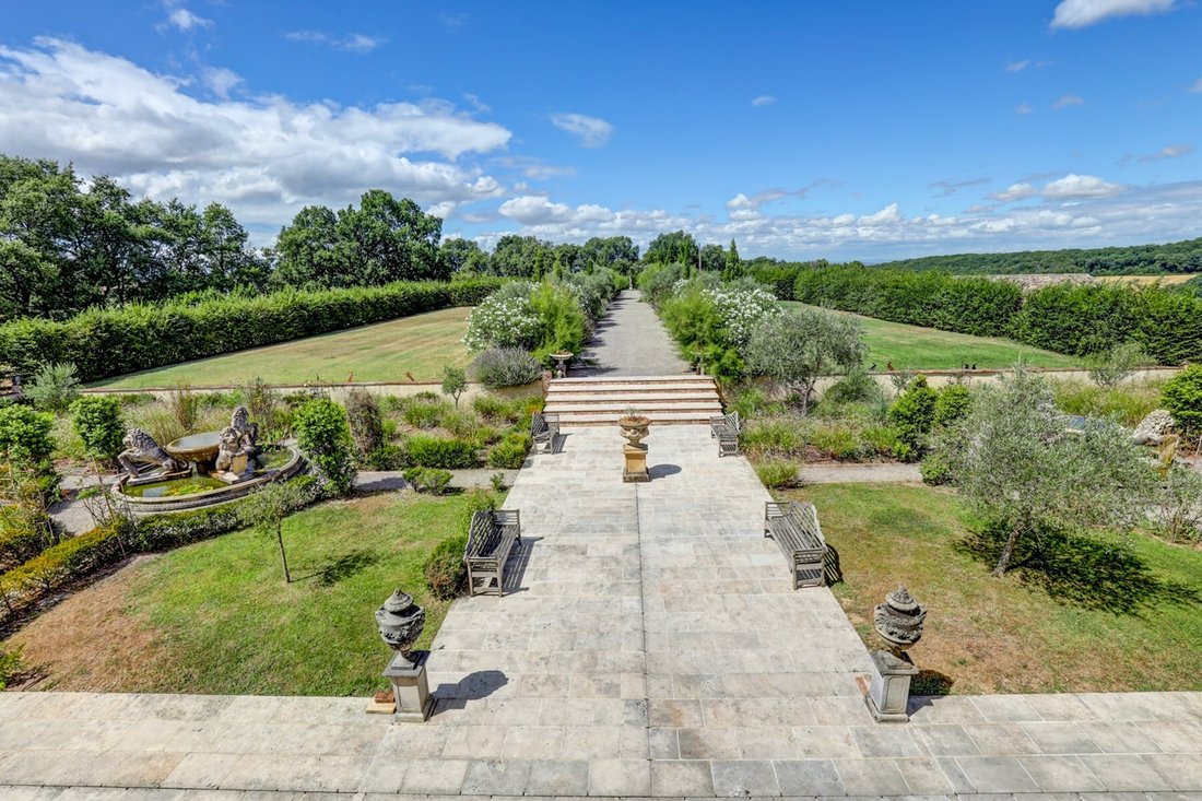 Superbe Propriété De 750m2 Sur 44 Ha De Terres In Parisot, Occitanie ...