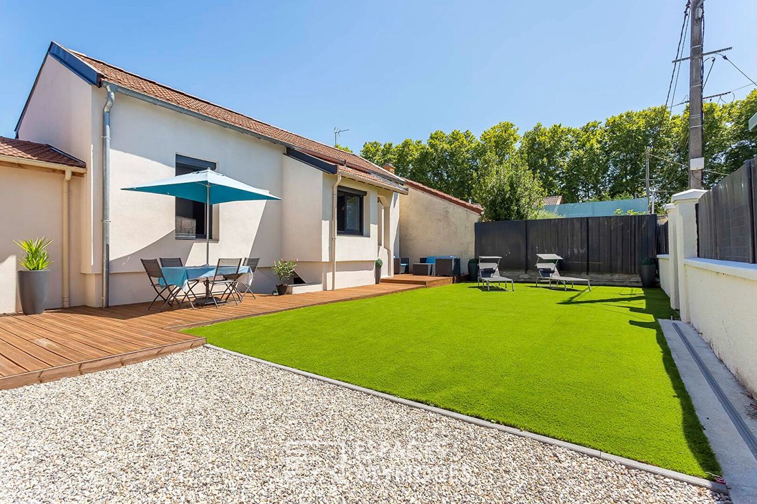Renovated House With Terraces Dans Vaulx En Velin, Auvergne Rhône Alpes ...