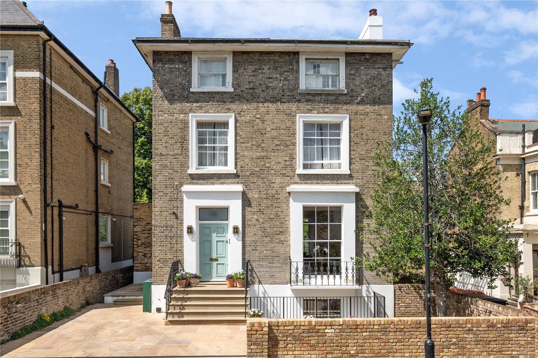 A Sophisticated Three Bedroom Duplex With In London, England, United ...