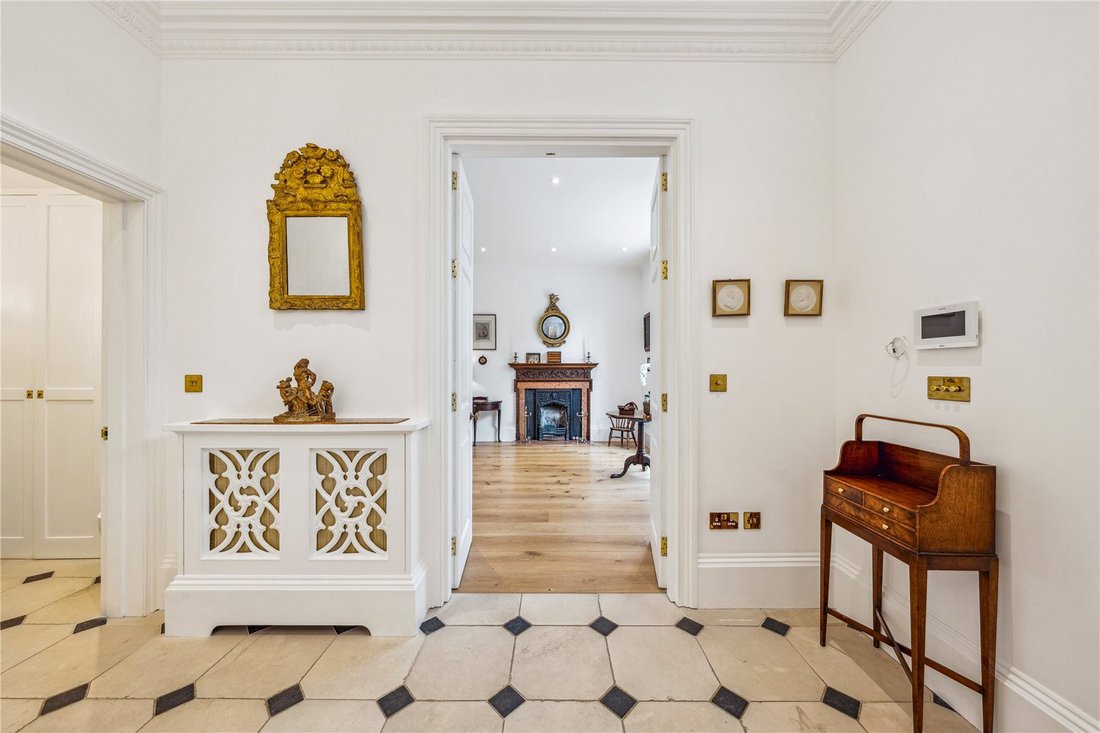 A Sophisticated Three Bedroom Duplex With In London, England, United ...