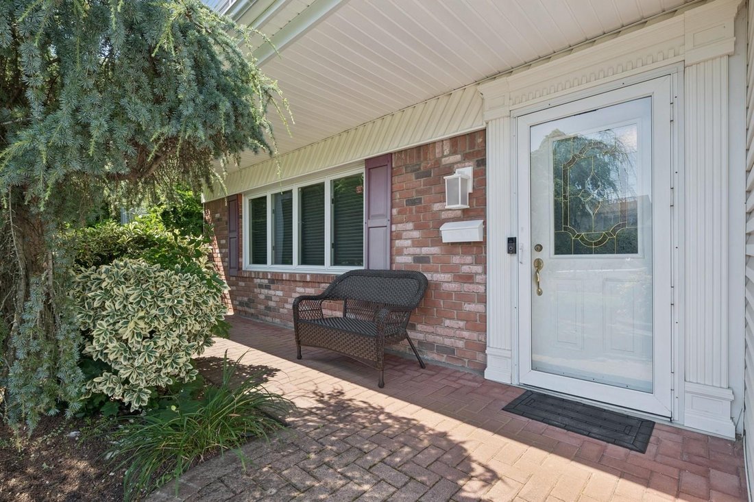 House Bellmore In Bellmore, New York, United States For Sale (15999342)