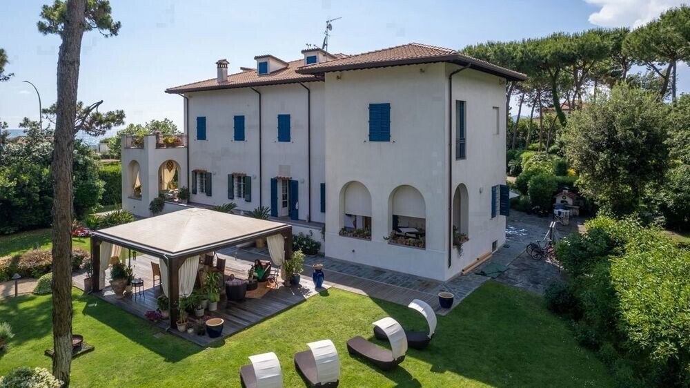Villa Représentative à Forte Dei Marmi Dans Massa, Toscane, Italie à ...