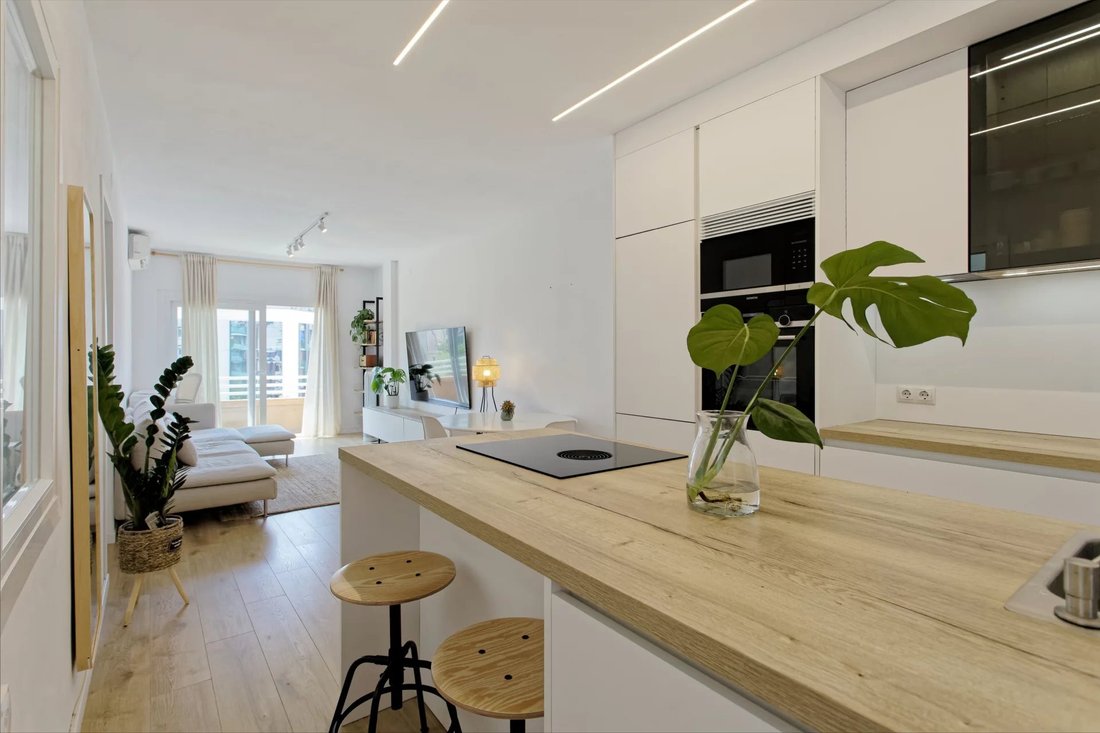 Elegant South Facing 2 Bedroom Apartment With In Eixample, Barcelona ...