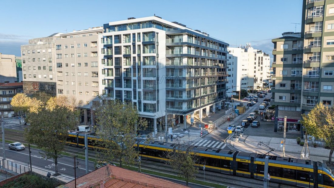 Apartamento T3 En En Mafamude Y Vilar Do Paraiso, Distrito De Oporto ...