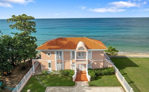 Lujo frente al agua casas en venta en Rincón, Puerto Rico | JamesEdition