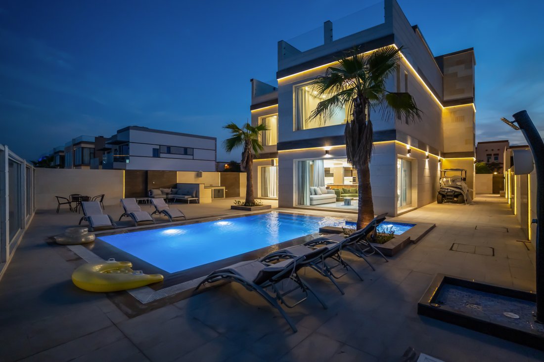 Custom Villa | On The Lake | Private Pool In Dubai, Dubai, United Arab ...