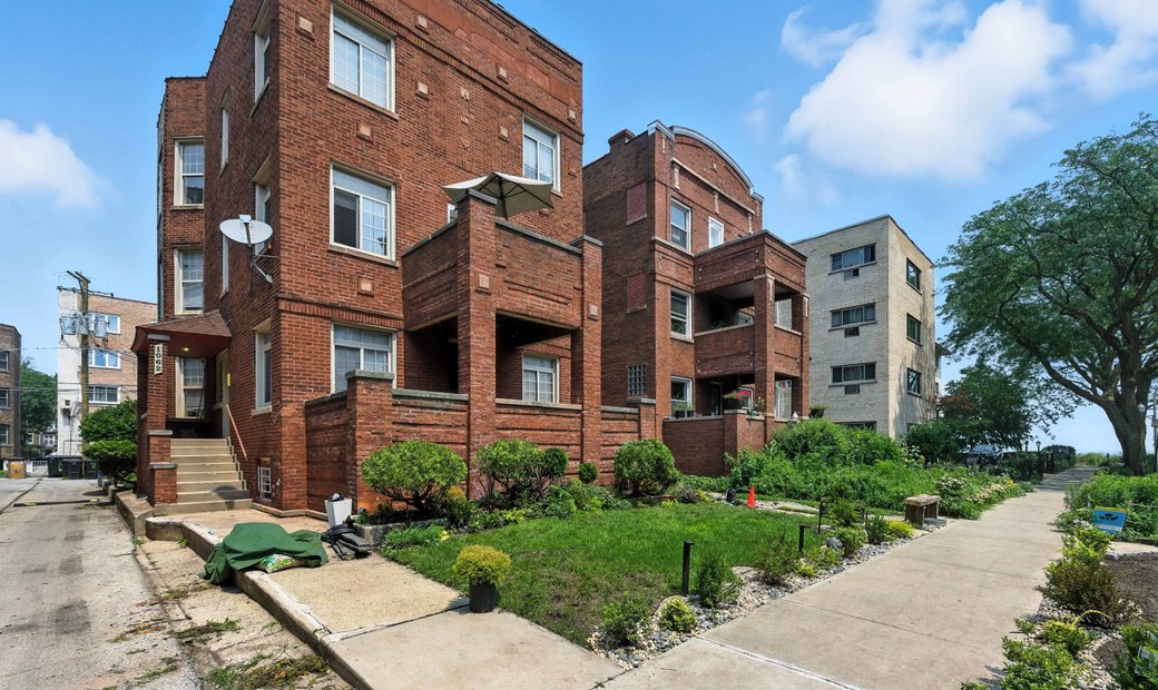 Oversized 4 Unit Building On A Dead End In Chicago, Illinois, United ...