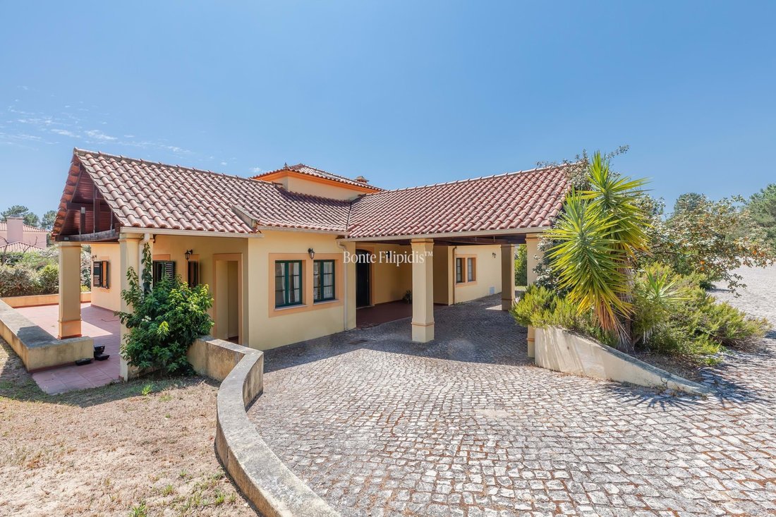 Bright 2 Bedroom Villa With Garden In Quinta Do In Quinta Do Conde ...