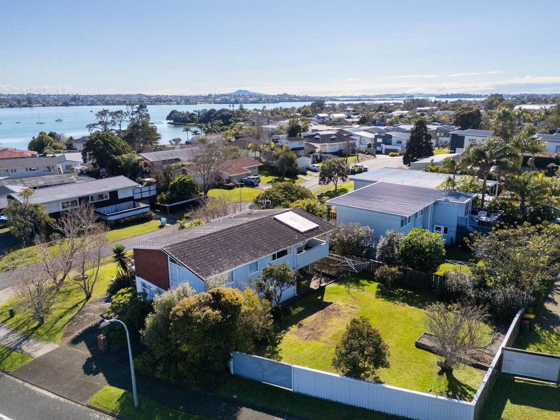Spacious East Auckland Home On Generous In Auckland, Auckland, New ...