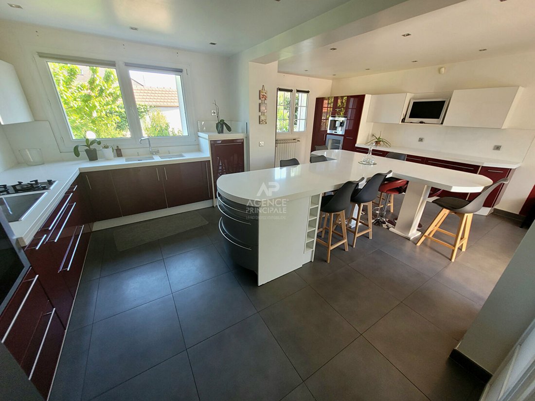 House In Poissy 7 Room(s) 229 M2 In Poissy, île De France, France For ...