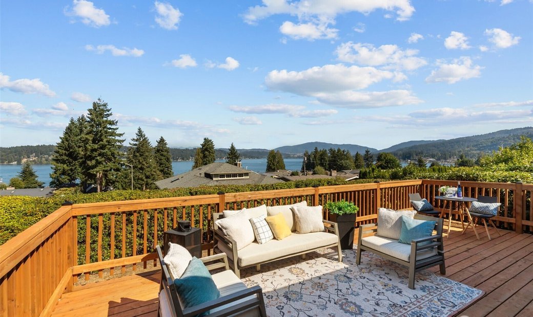 Remodeled Lakeview Home With Expansive In Bellevue, Washington, United ...