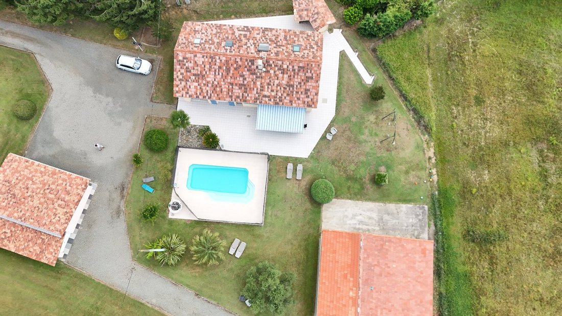 Casa Tipo T8 De180 M2 + 2 Dependencias En Pouillon, Nueva Aquitania ...