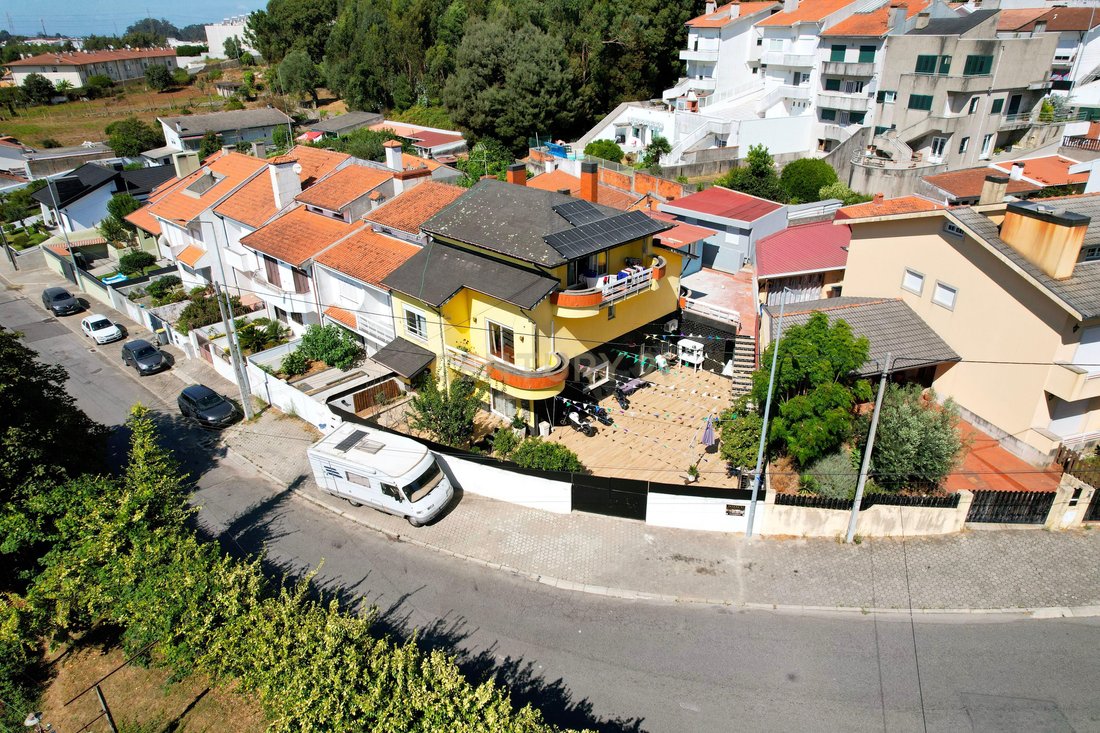 Casa Adosada De 4 Dormitorios En Grijo E Sermonde, Distrito De Oporto ...