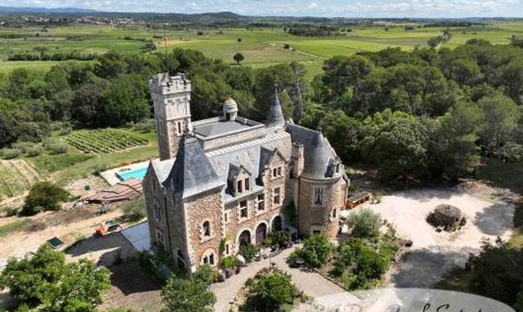 Auténtico Castillo Del Siglo Xix, Parque En Montpellier, Occitania ...