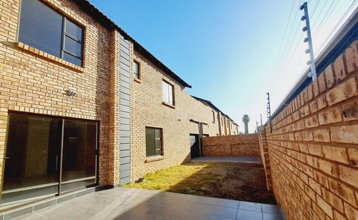 Luxury houses with garden for sale in New Redruth, Alberton, Gauteng ...