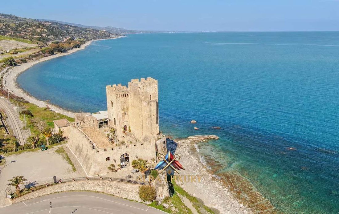 Majestuoso Castillo Junto Al Mar En Borgata Marina, Calabria, Italia En ...