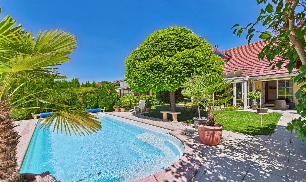 Modernes Schweizer Haus Mit Pool, In Wettswil Am Albis, Zürich, Schweiz ...