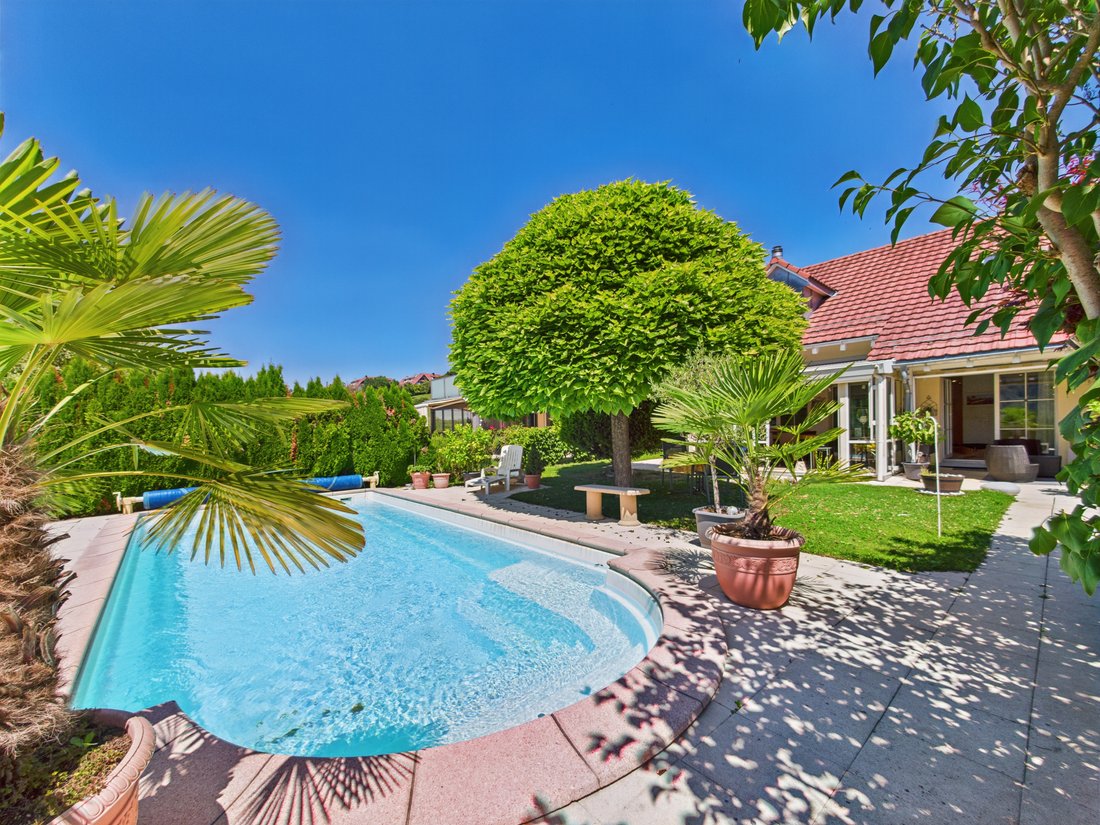 Modernes Schweizer Haus Mit Pool, In Wettswil Am Albis, Zürich, Schweiz ...