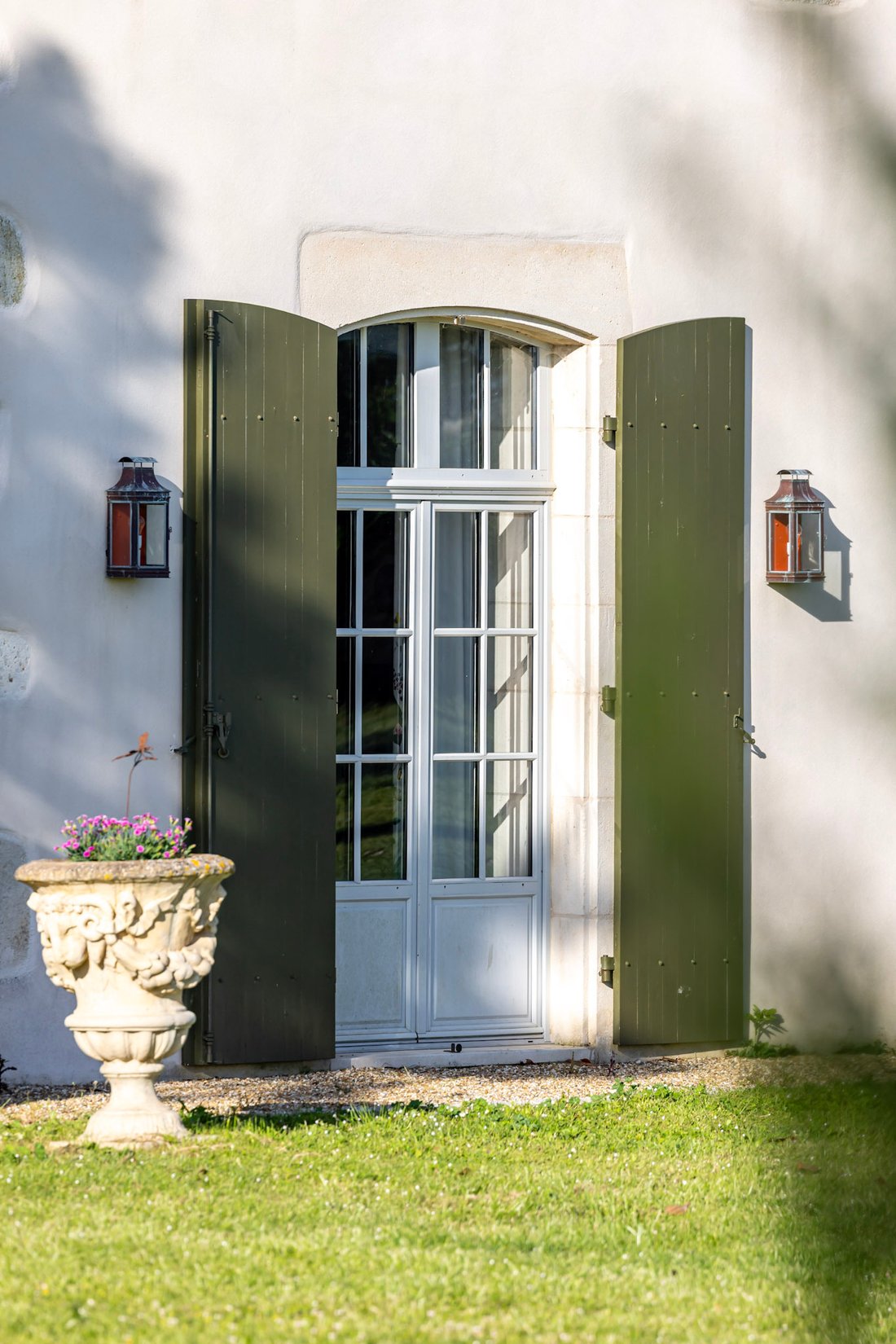 Castillo Del Siglo Xviii A Las En Liorac Sur Louyre, Nueva Aquitania ...