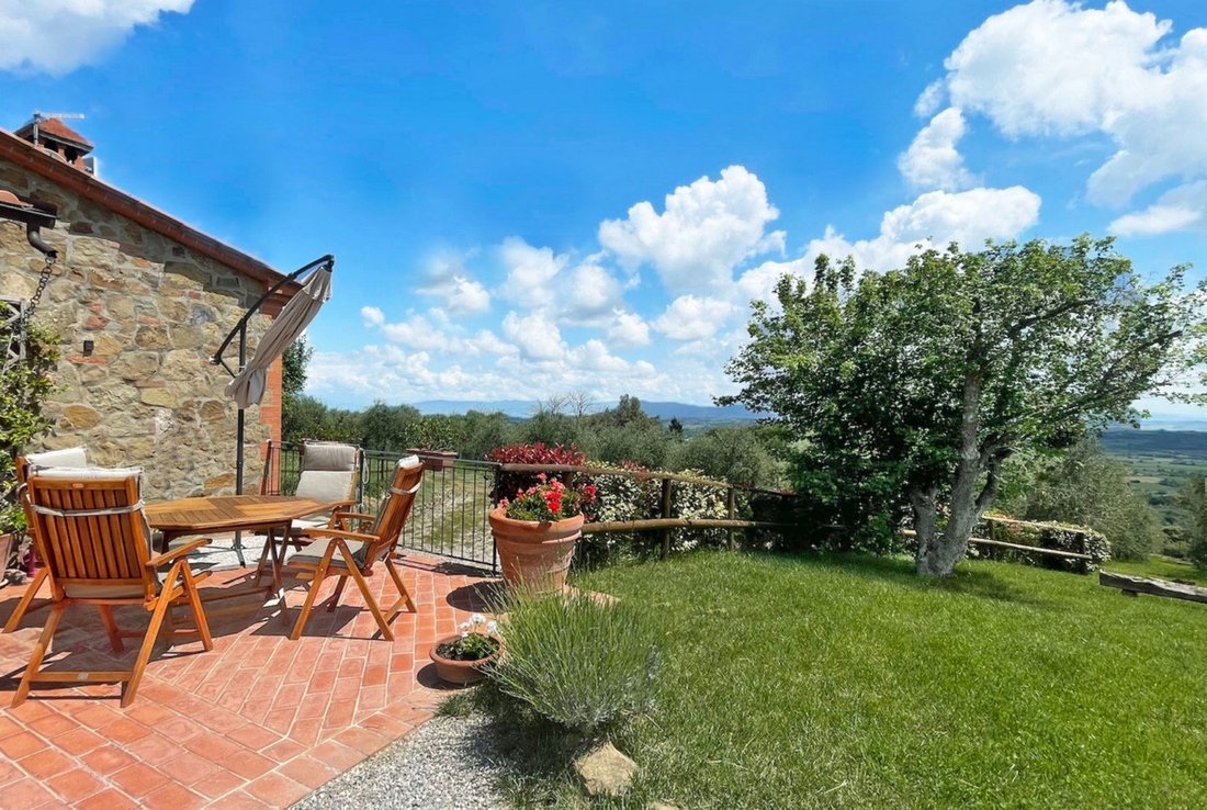 Traditional Tuscan Stone Farmhouse With Wooden In Sinalunga, Tuscany ...
