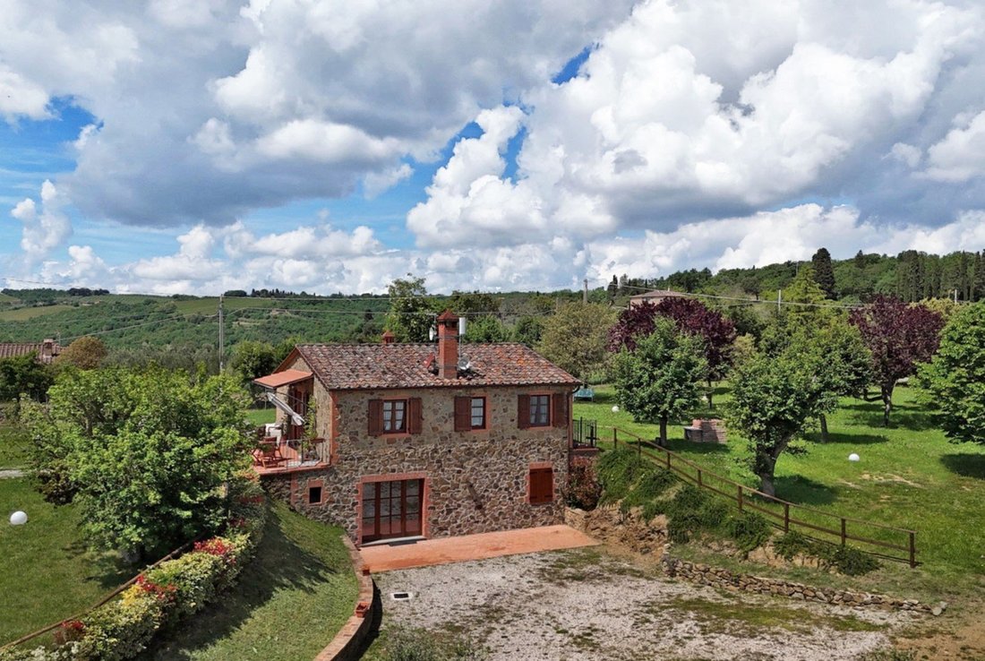 Traditional Tuscan Stone Farmhouse With Wooden In Sinalunga, Tuscany ...