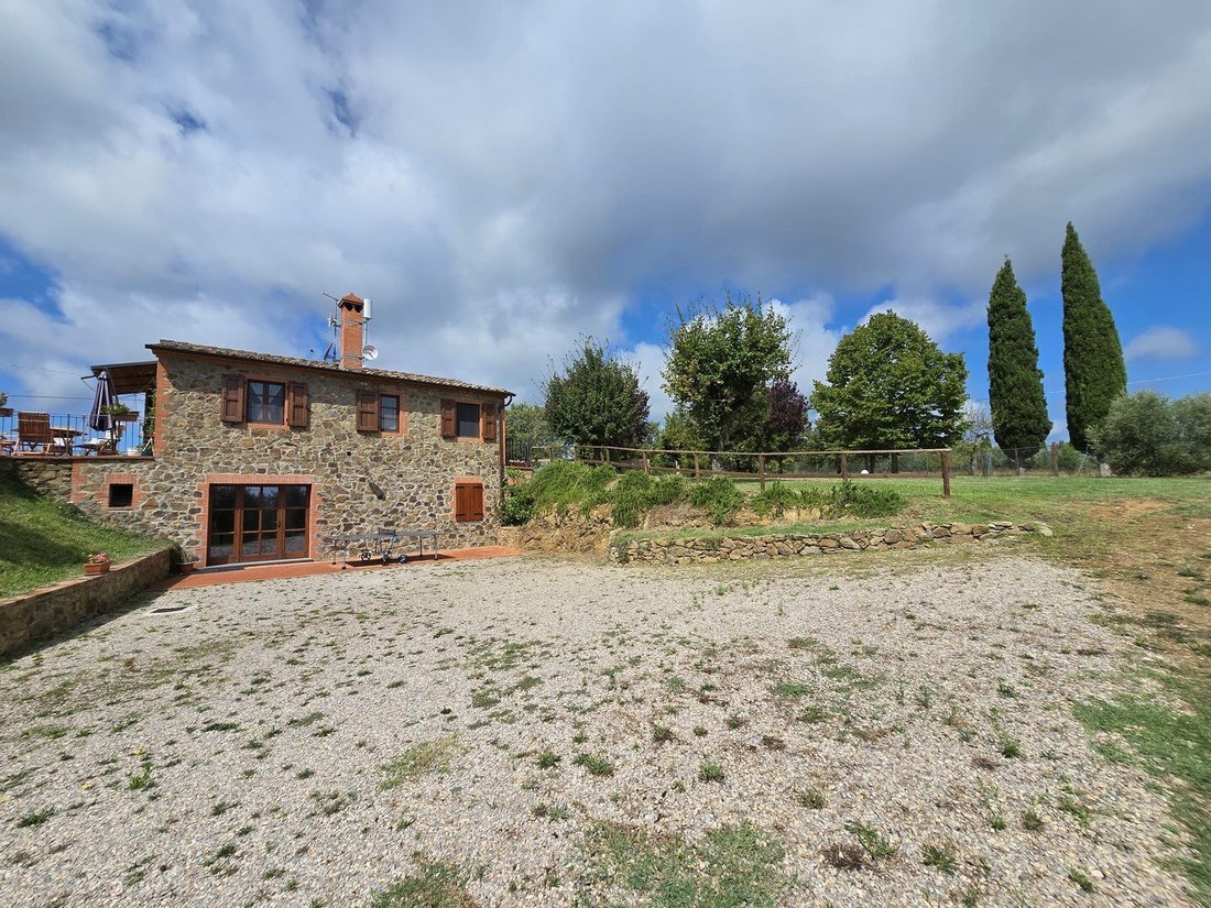 Traditional Tuscan Stone Farmhouse With Wooden In Sinalunga, Tuscany ...