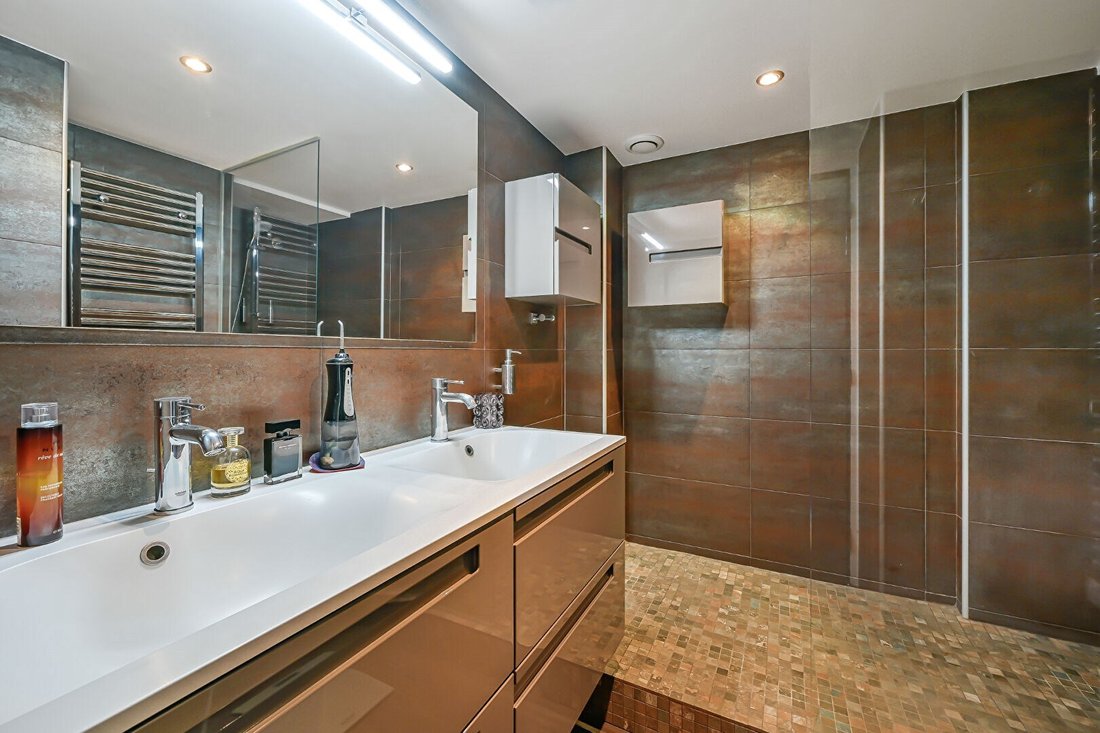 Rue Charlot On The Noble Floor Of A Private In Paris, île De France ...