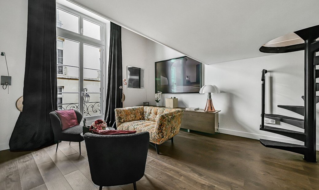 Rue Charlot On The Noble Floor Of A Private In Paris, île De France ...