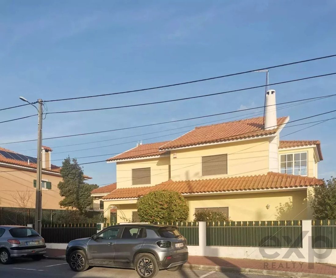 5 Bedroom Villa In Charneca Da In Charneca De Caparica E Sobreda ...